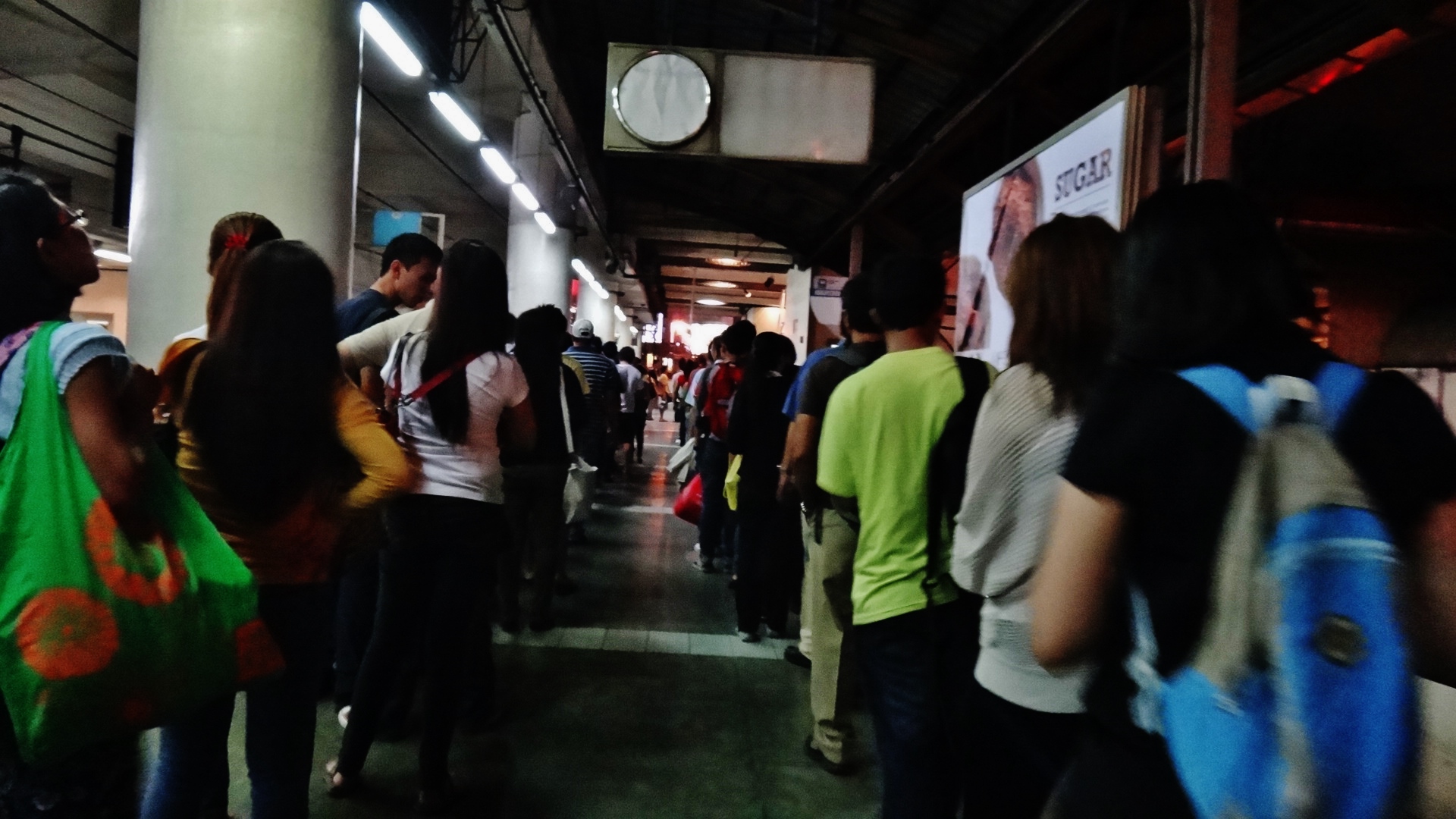 Ayala MRT Friday night crowd – the tokyo files 東京ファイル