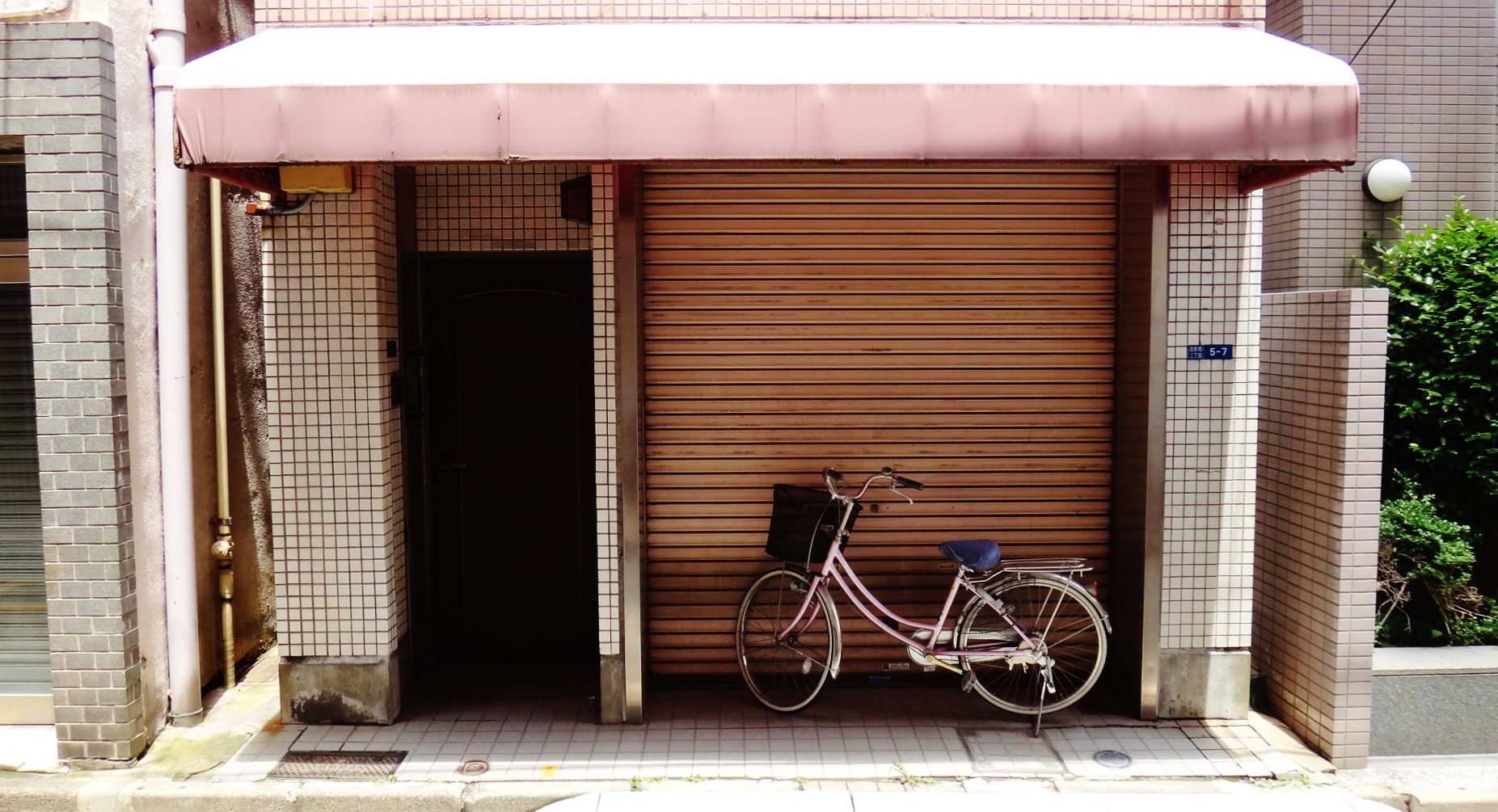 Photo series: Bikes at rest 休息中の自転車 – the tokyo files 東京ファイル